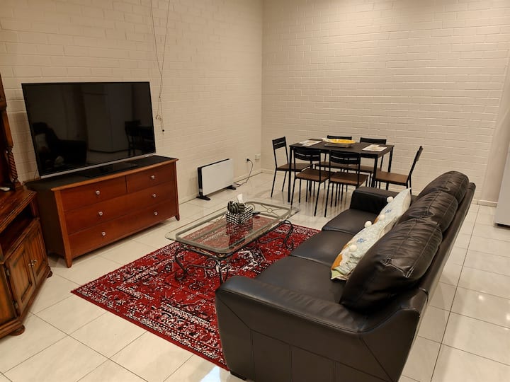 Entire Apartment With Large Balcony, Huge Bedroom - Canberra