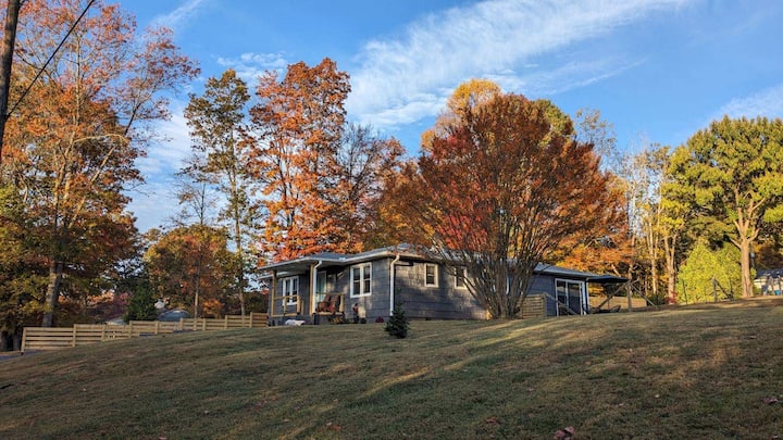 A Pet-friendly Home W A Fenced Yard, Fire Pit - Swannanoa, NC