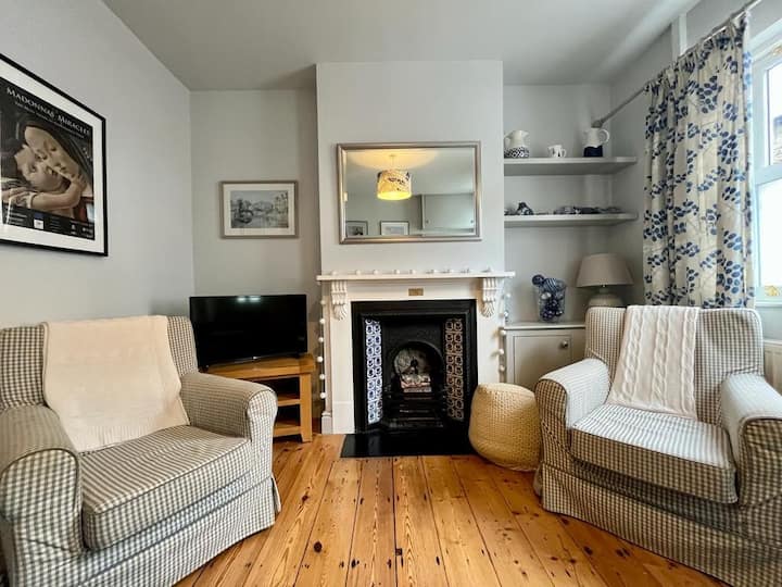Victorian Home With Courtyard, Off-site Parking - Cambridge