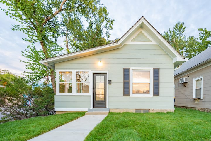 Westport Plaza House Fenced Yard - Kansas City, KS