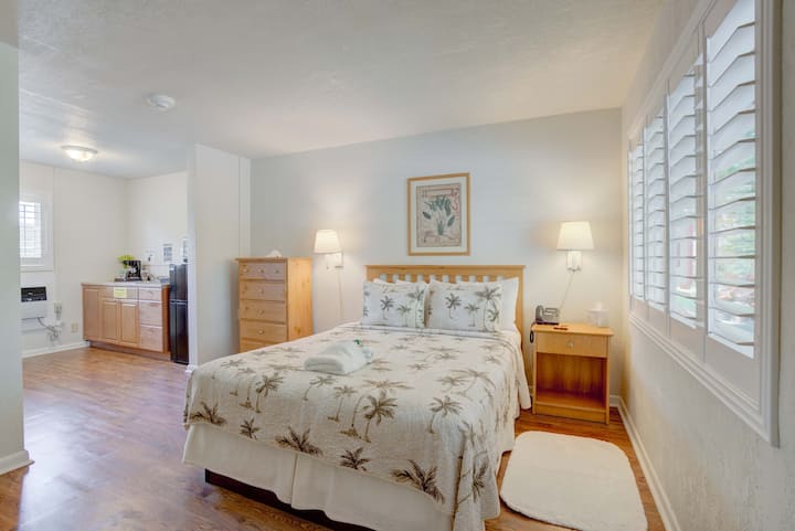 Queen Bed, Kitchenette, Free Parking - Room 1 - Jupiter, FL