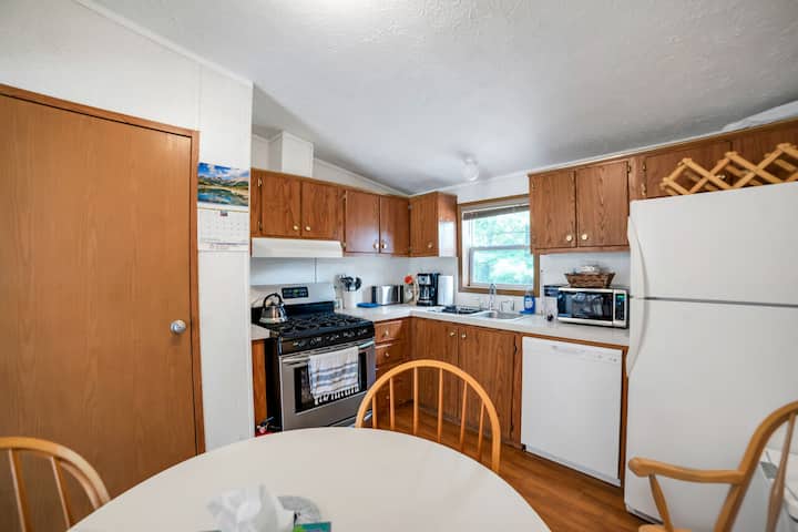 Quaint Cabin: Your Summer Getaway! - Oscoda, MI