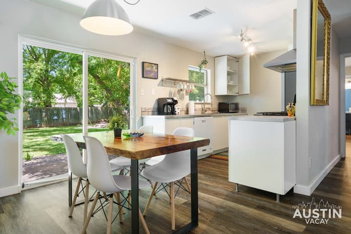 12 Min To Airport + Spacious Backyard And Fire Pit - Austin, TX