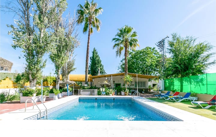 6 Bedroom Amazing Home In Lucena - Lucena