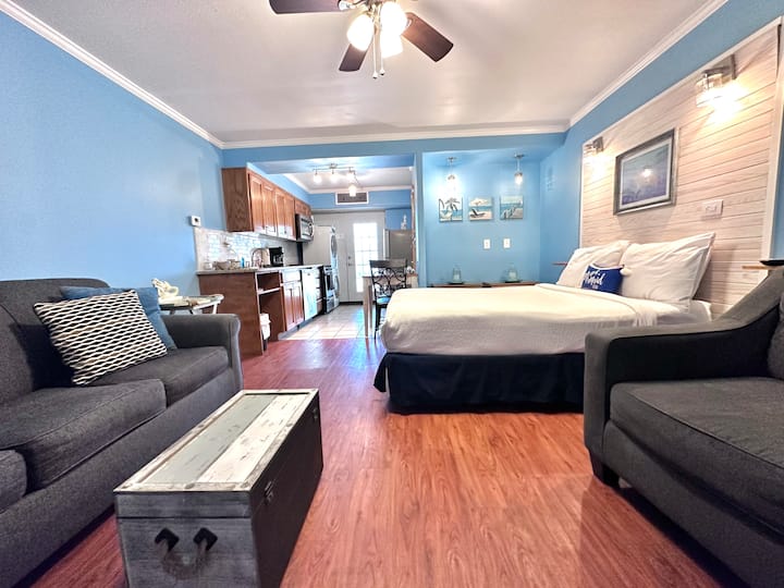 Cozy Studio Condo W/indoor & Outdoor Pool On Canal - North Padre Island, TX