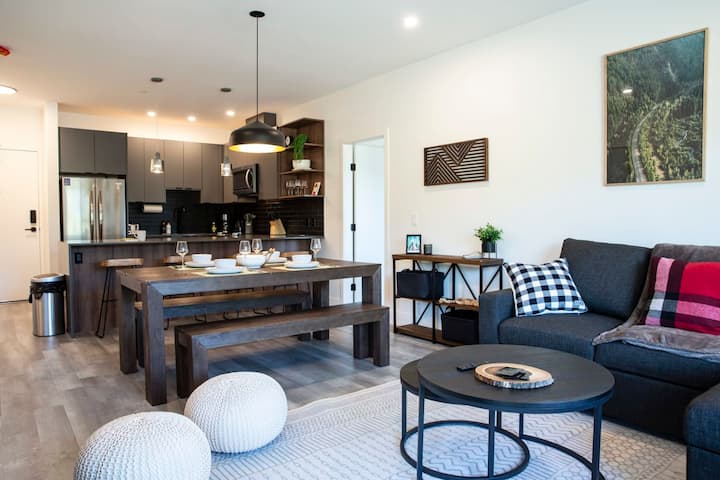 Selkirk Powder Dream - Cozy Condo (+Hot Tub) - Revelstoke