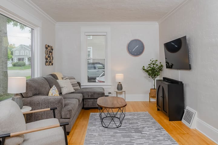 Fantastic 5 Bedroom On Franklin! - Appleton, WI