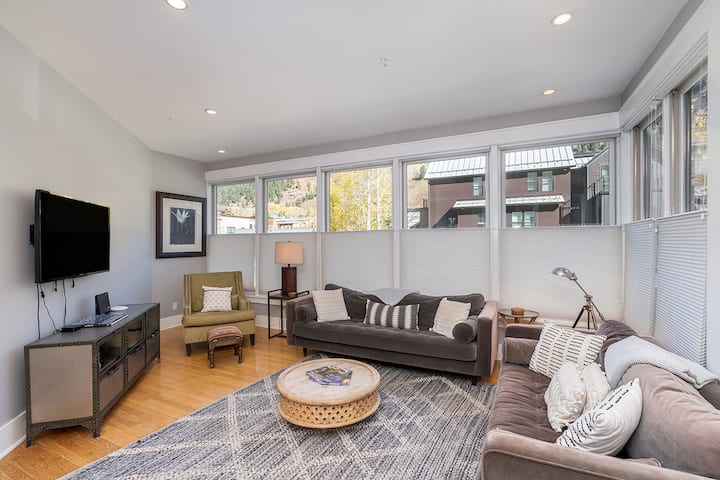 Wall-to-wall Windows! Spacious With Deck & Parking - Telluride, CO