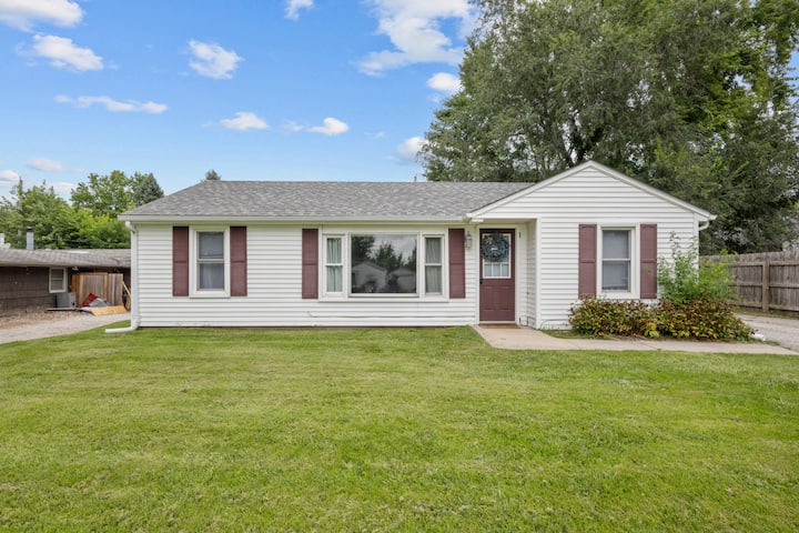 Pet Friendly & Spacious 3 Br In Silvis + Garage - Carousel, Coal Valley