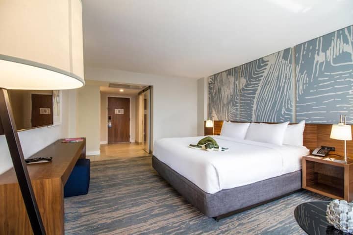 Direct Beach Access | Mermaid Bar Show + Pools - Fort Lauderdale