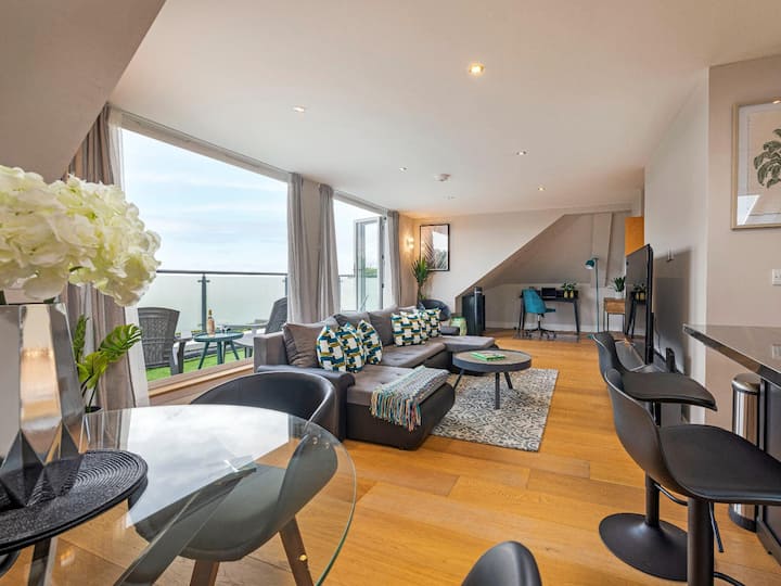 Penthouse In Putney. - London
