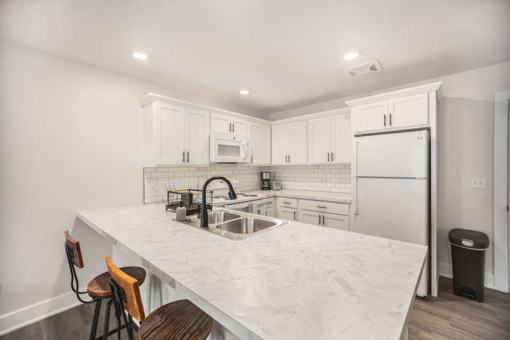 Modern Manor - Brand New Corporate Apt Downtown - Grand Rapids, MI