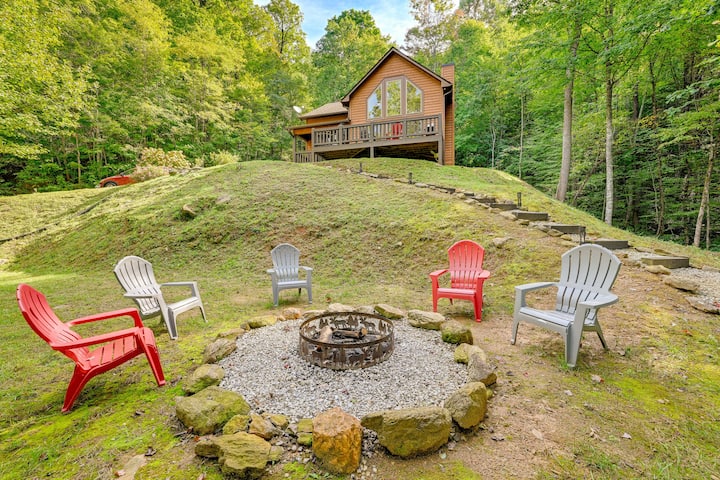 Bright Bryson City Cabin W/ Fire Pit & Hot Tub! - Bryson City, NC