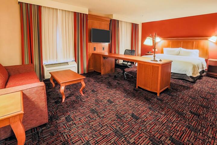 Your Home Away From Home! Free Breakfast, Pool! - Tomball, TX