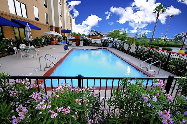 Indulge In Home Like Comfort! Pool, Parking! - Tomball, TX