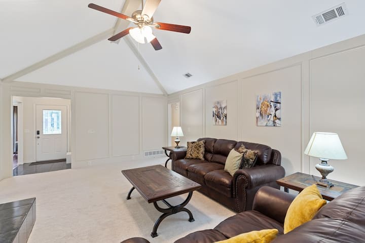 Cozy Nest-3-bedroom Charm In Plano - Plano, TX