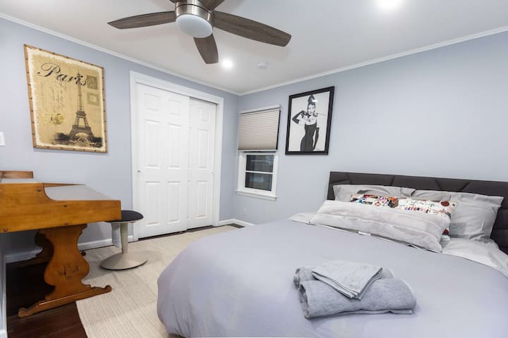 Chic Downtown Lake Geneva Apartment: Sleeps 2! - Big Foot Beach State Park, Lake Geneva