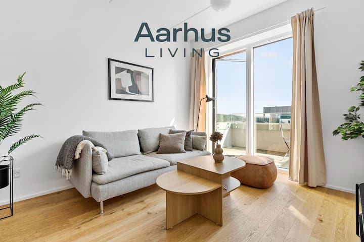 Spacious Waterfront Apartment With Marina Views - Aarhus