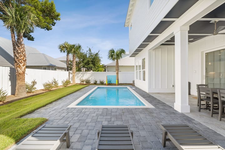 Shark Tales With Pool And Gated Neighborhood - Miramar Beach, FL