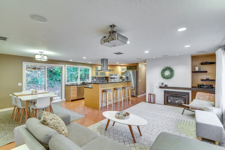 Lake Oswego Home W/ Covered Patio: Near Portland! - Lake Oswego, OR