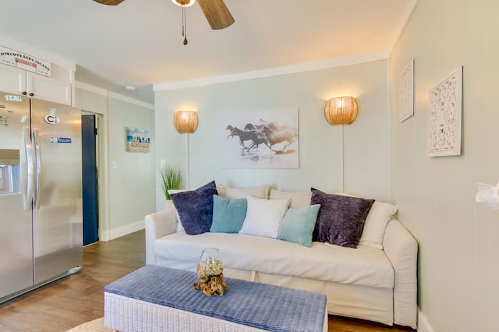 Chincoteague Apartment W/ Deck: Walk To Waterfront - Chincoteague, VA