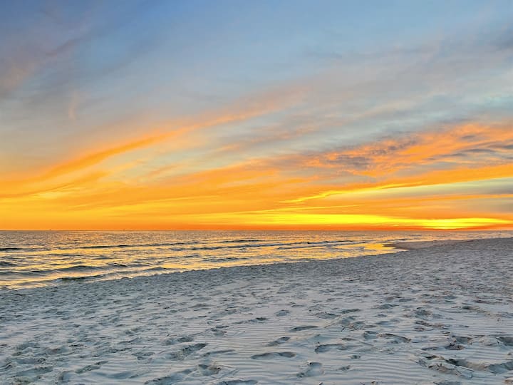 Salty Dauphin~private Beach~2 Pools - Dauphin Island, AL