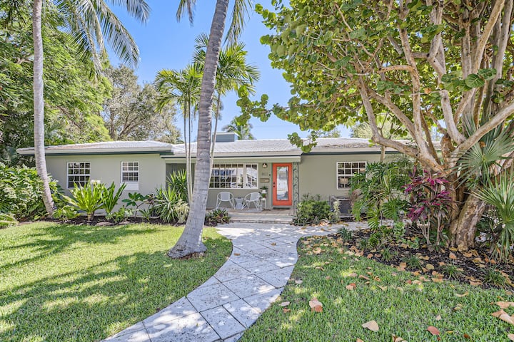 Peacock Oasis - Retro Pool Vibes In Parrot Cove - Palm Beach, FL