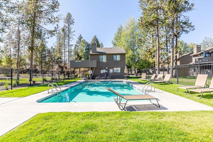 Fair03 - Charming Condo, A/c, Community Pool - Sunriver, OR