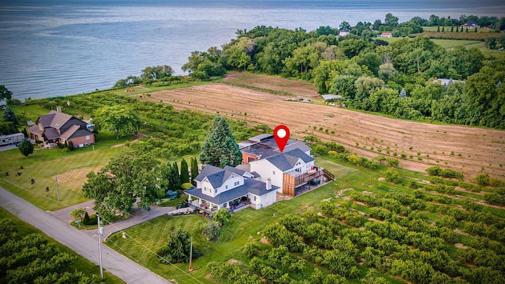 Lake View Farm House | Hot Tub | Sauna | Fire Pit - Ontario