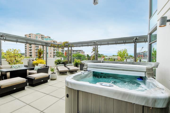 One-of-a-kind Condo W/ Private Terrace & Hot Tub - Victoria, Canada