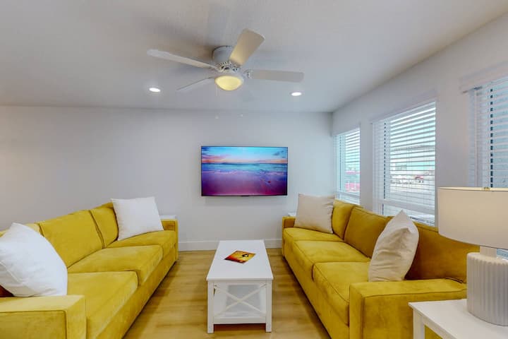Private Patio. Pools. Dock. 5min Walk To Beach. - Madeira Beach, FL