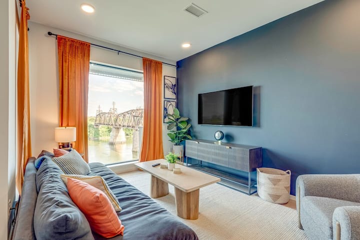 Stylish Riverfront Condo Eve 305 - Free Parking - Nashville, TN