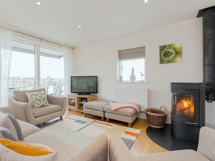 Sorrel House - Beautiful Lake Home, Stunning Views - Somerford Keynes