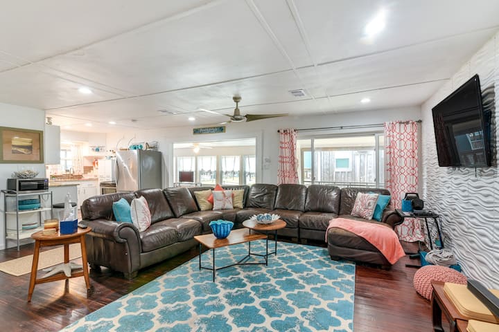 Steps To Surfside Beach: Home W/ Deck + Fire Pit! - Freeport, TX