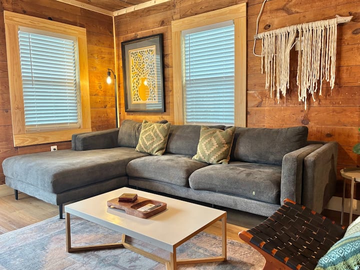 Pink Bungalow | Ideal Location | East Austin Stay - Austin, TX