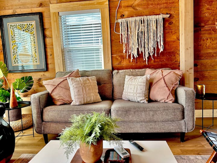 Pink Bungalow . Sweet Location. Walkability - Austin