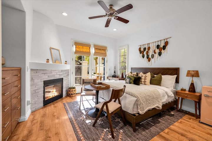 Alluring Desert Haven Studio In La Quinta #C - La Quinta, CA