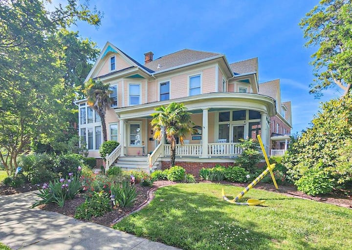 Circa 1912 Charm. 1 Block To Beach. Sleeps 12. Equ - Cape Charles, VA