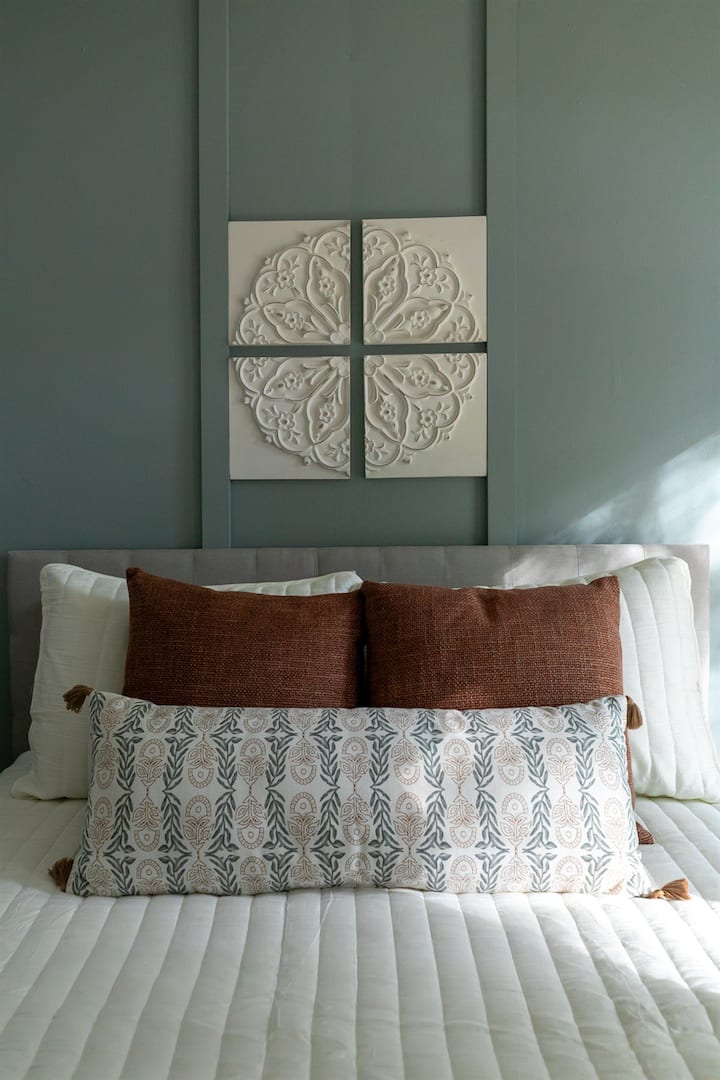 Southern Comfort Cottage + Large Deck | Near Msu - Lansing, MI