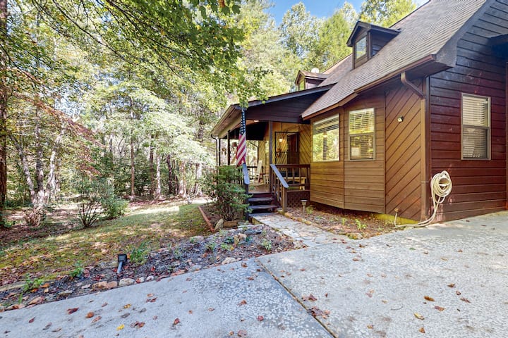 3br Mountain Retreat W/ Hot Tub, Fire Pit, & Views - Young Harris, GA