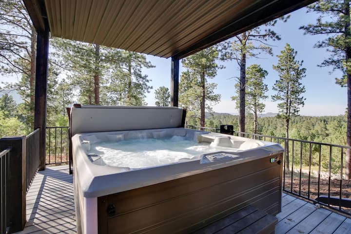 South Dakota Retreat W/ Hot Tub, Fire Pit & Grill! - Spearfish, SD