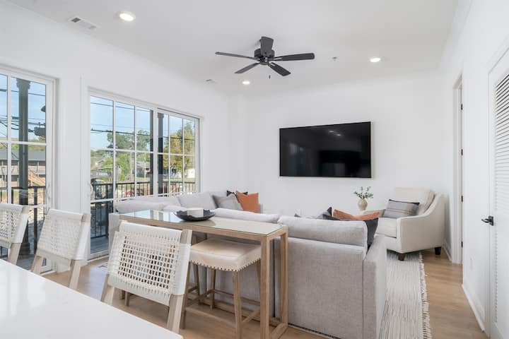 Luxury Downtown Home With View Of The Stadium - Tuscaloosa, AL