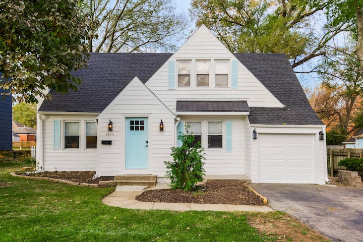 3br 3ba Fairway Home • Dog-friendly • Fenced Yard - Mission, KS