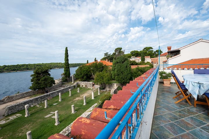 K-14697 Maison De Quatre Chambres Avec La Terrasse - Rab