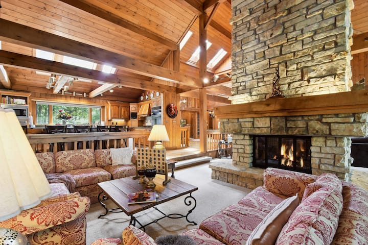Galena Getaway W/ Hot Tub, Home Theater & More! - Galena, IL
