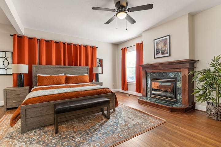 Stunning Midtown Beauty + Private Parking! - Kansas City, MO