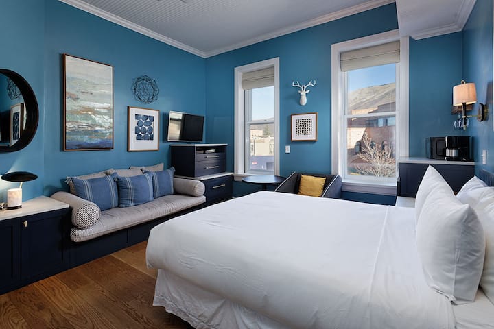 Independence Square 205 | Hotel Room With A/c - Aspen