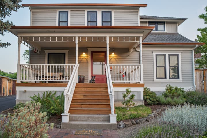 Redtail Inn - 3 Suites |  Sleeps Up To 12 - Ashland, OR