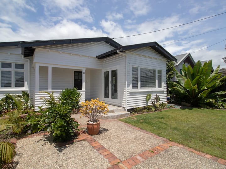 Quirky Bungalow In New Plymouth Oasis - Taranaki