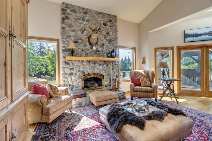 Alpenchalet | Rainier View, Hot Tub, Wifi, Bbq - Packwood, WA